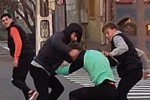 Foto Bataie pe o strada din Turnu Magurele: Trei contra unu